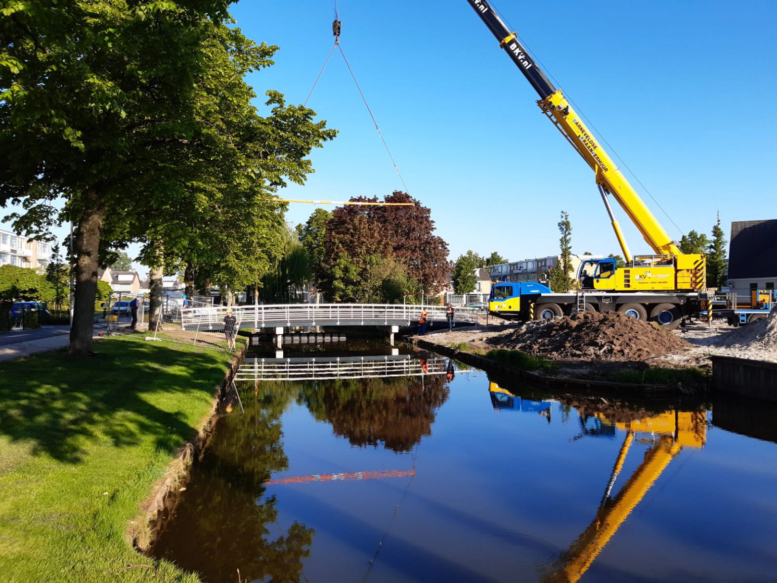 De brug dient als dwarsverbinding voor fietsers en voetgangers ...
