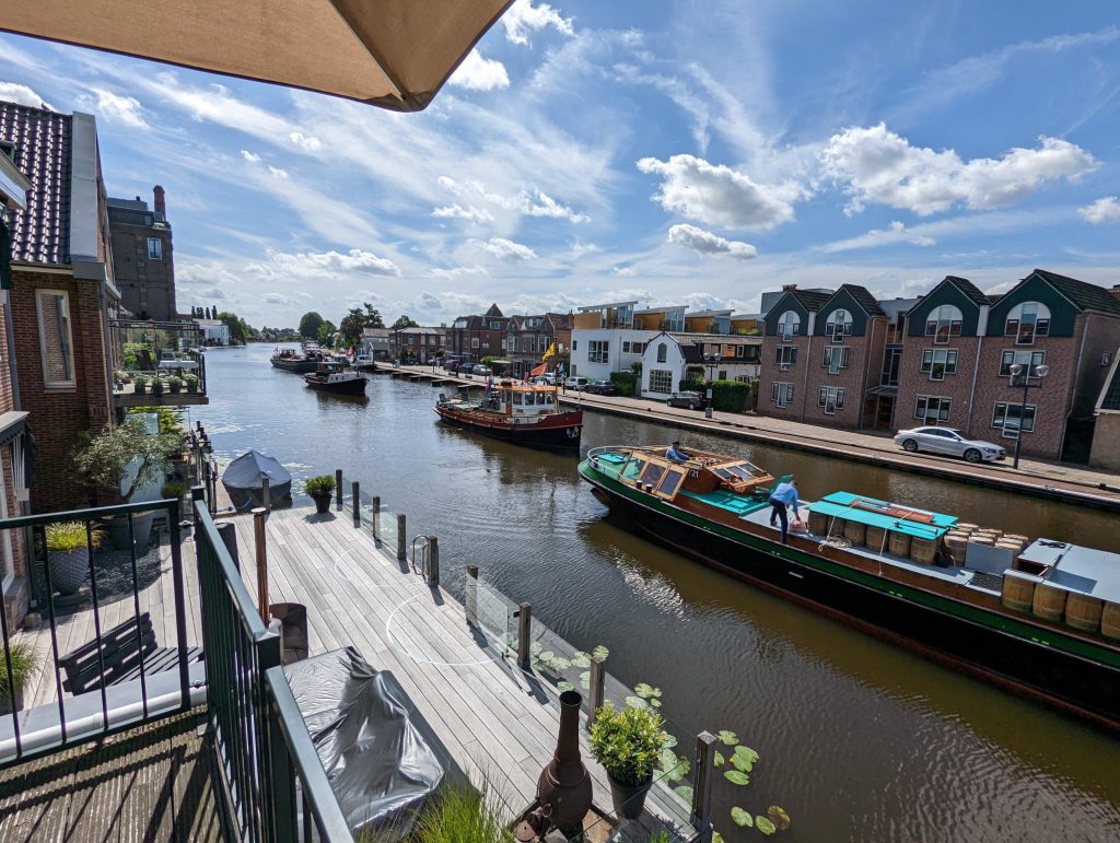 Oude boten door de Oude Rijn in Bodegraven - Rebonieuws.nl