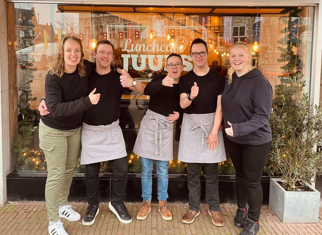 Celine Muller runt samen met collega’s Lunchcafé Juuls in Gouda ...