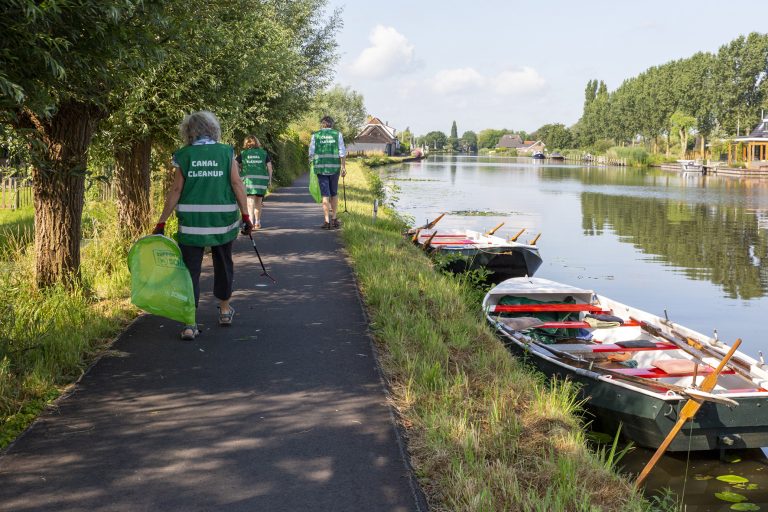 Grote opruimactie van zwerfafval in de Leidsche- en Oude Rijn ...